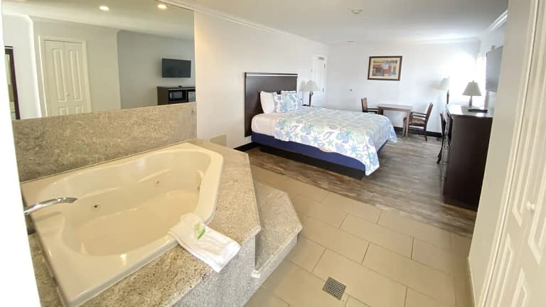 22 Orange County Romantic Hotels with Jacuzzi room ️ 2023