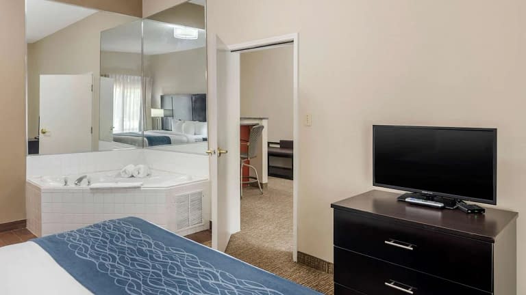 11 Romantic Atlanta Hotels with Private Jacuzzi in Room