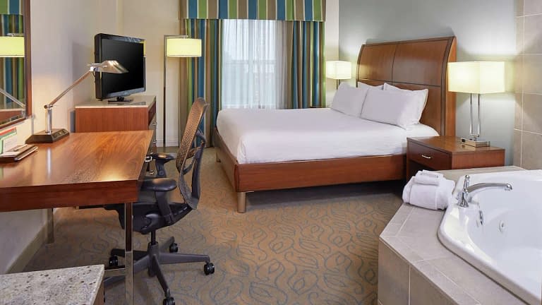 11 Romantic Atlanta Hotels with Private Jacuzzi in Room