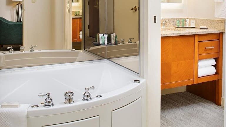 11 Romantic Atlanta Hotels with Private Jacuzzi in Room